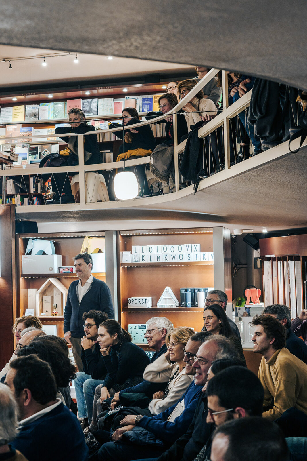 Marc Longaron, librero, arquitecto y director general de la Cooperativa ...