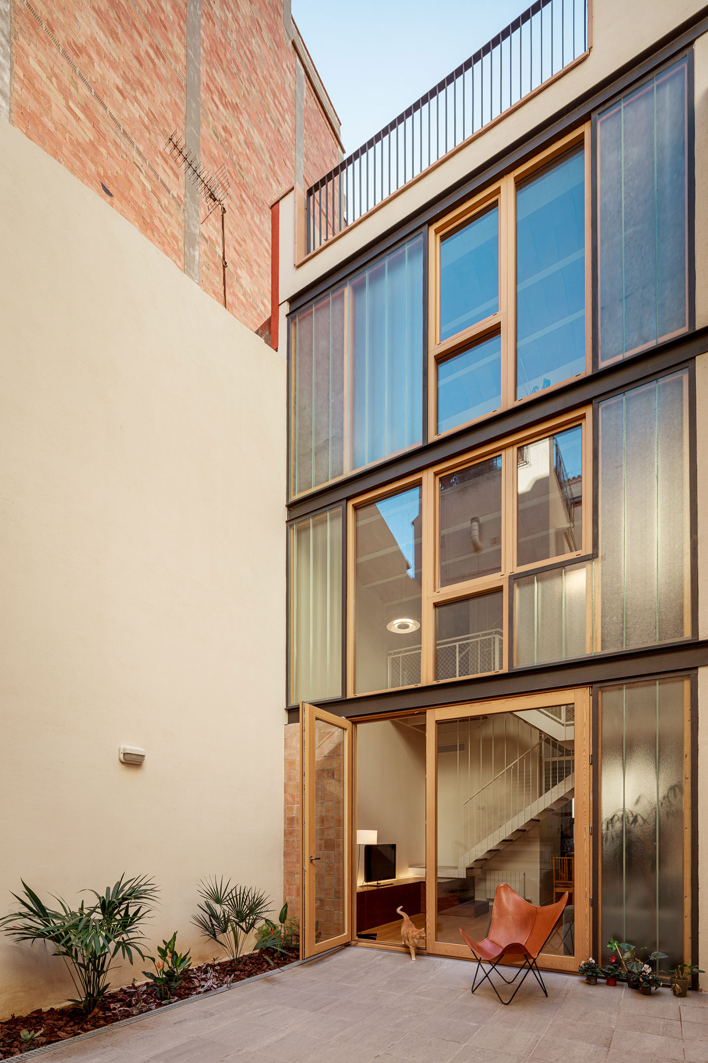 Pantera House. Renovación de una vivienda entremedianeras | MA+SA ...