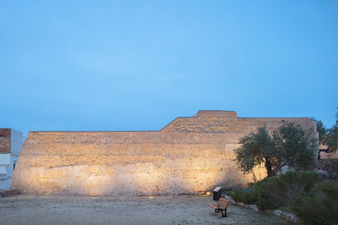 Restauración y puesta en valor del conjunto defensivo amurallado del ...